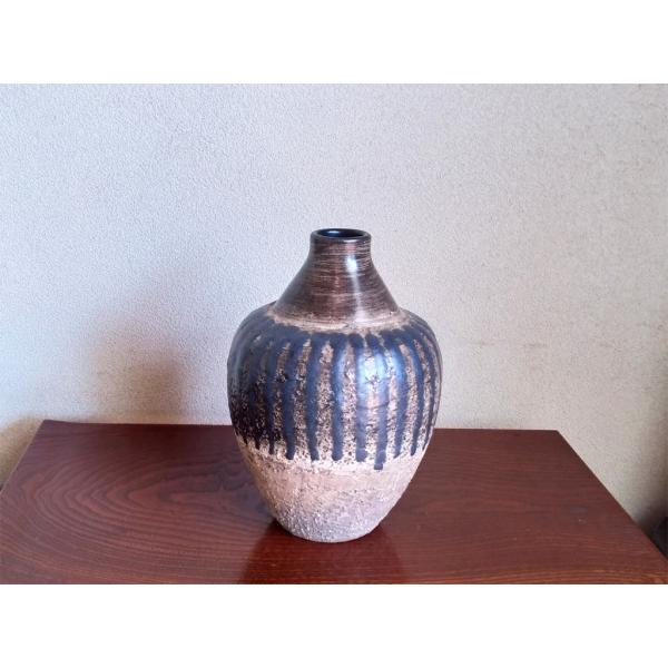 スウェーデンのメーカー、Upsala Ekeby（ウプサラ・エーケビー）社製　Mari Simmulson（マリー・シンムルソン）デザインのフラワーベース（Kalebass）です。こちらのベースは、Kalebass（ひょうたん）と名付けられ...