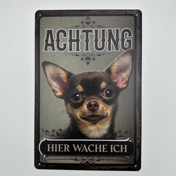 こちらは、ブリキ製の「ACHTUNG - HIER WACHE ICH」をテーマにしたレトロ看板です。縦30cm、横20cmのサイズで、壁掛けやディスプレイに最適です。可愛らしいチワワの顔とともに、警告メッセージが描かれたデザインが特徴です...