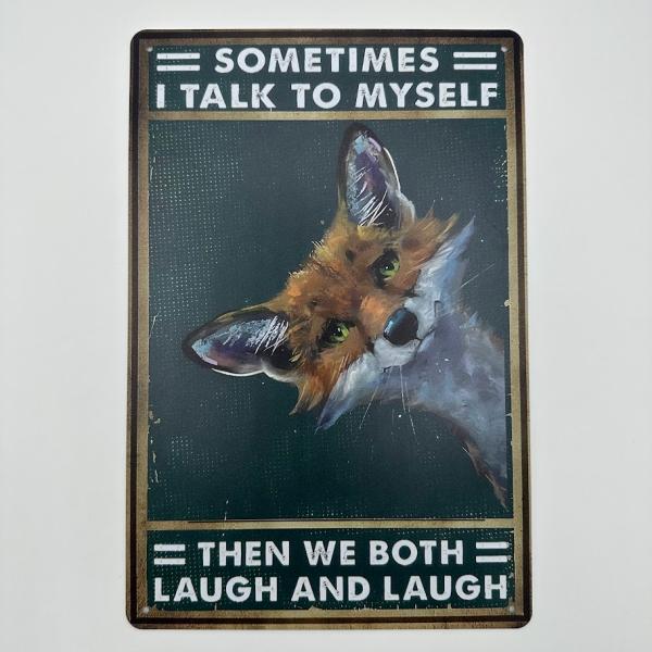 このヴィンテージスタイルのブリキ看板は、ユニークな狐のイラストと、「Sometimes I Talk To Myself Then We Both Laugh And Laugh」というユーモア溢れるメッセージが特徴です。深いグリーンの背景...