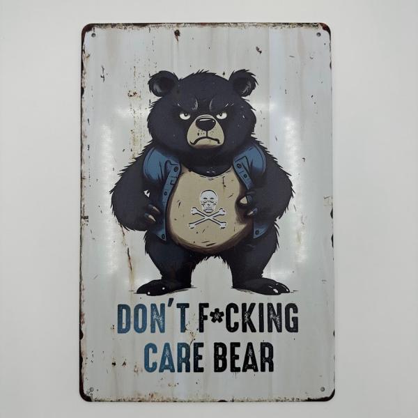 こちらは、ブリキ製の「DON'T F★CKING CARE BEAR」をテーマにしたレトロ看板です。縦30cm、横20cmのサイズで、壁掛けやディスプレイに最適です。怒り顔のクマが描かれたユニークでインパクトのあるデザインが特徴です。ヴィン...