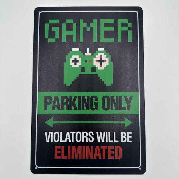 ゲーマー専用の駐車場をテーマにしたピクセルアート風デザインのブリキ看板です。縦30cm、横20cmのサイズで、お部屋やゲームルームに最適なインテリアアイテムです。「GAMER PARKING ONLY VIOLATORS WILL BE E...