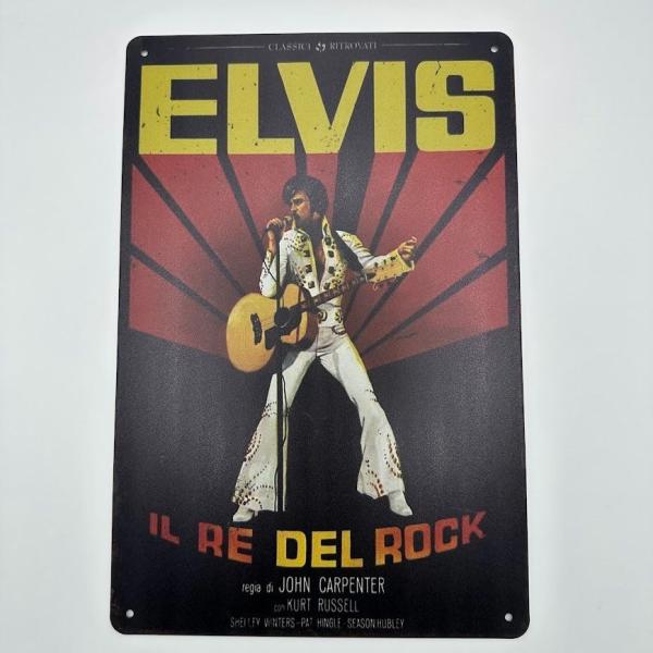 “IL RE DEL ROCK”（ロックの王）――イタリア語タイトルで表現された、エルヴィス・プレスリーの存在感あふれるブリキ看板です。ギターを手にホワイトスーツで歌うエルヴィスの姿が、放射状の赤い背景に映えるデザイン。映画『Elvis（1...