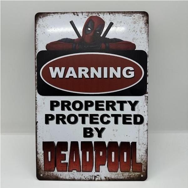 デッドプールファン必見！「WARNING PROPERTY PROTECTED BY DEADPOOL」というユニークなデザインのブリキ看板です。デッドプールのキャラクターが看板の上部に描かれ、物件保護を警告するメッセージが含まれています。...