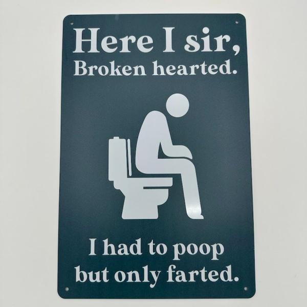 ユニークなトイレ用ブリキ看板「Here I sit, broken hearted...」シリーズのひとつです。“Here I sit, broken hearted. I had to poop but only farted.”（座って...