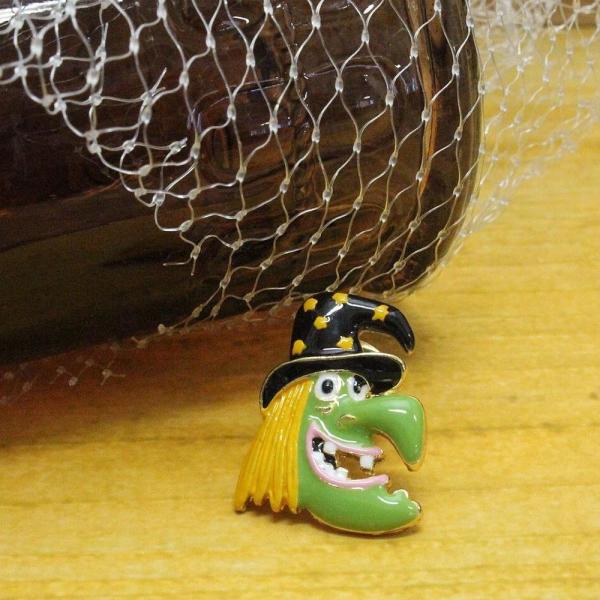 【サイズ・容量】長さ：約24mm　幅：約18mm　厚み：約14mm(留め具含む)総重量：6g【素材・成分】樹脂、合金(コーティング)【金属アレルギーについて】コーティング(メッキ)部分などの金属部分は、お客様の体質や健康状態によって、アレル...