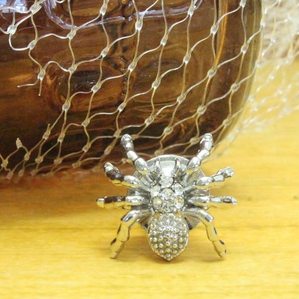 【サイズ・容量】長さ：約16mm　幅：約16mm　厚み：約12mm(留め具含む)総重量：4g【素材・成分】樹脂、合金(コーティング)【金属アレルギーについて】コーティング(メッキ)部分などの金属部分は、お客様の体質や健康状態によって、アレル...