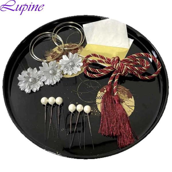 髪飾り 金箔 小花 菊 タッセル付き赤組紐 金 パール ホワイト 水引 他 豪華 13点セット【セット内容】シルバー小花　3個水引金 2個金箔シート1枚タッセル付き赤組紐5mmx 1m 1個白ピック　6個計13点※金箔 (フェイク)はとても...