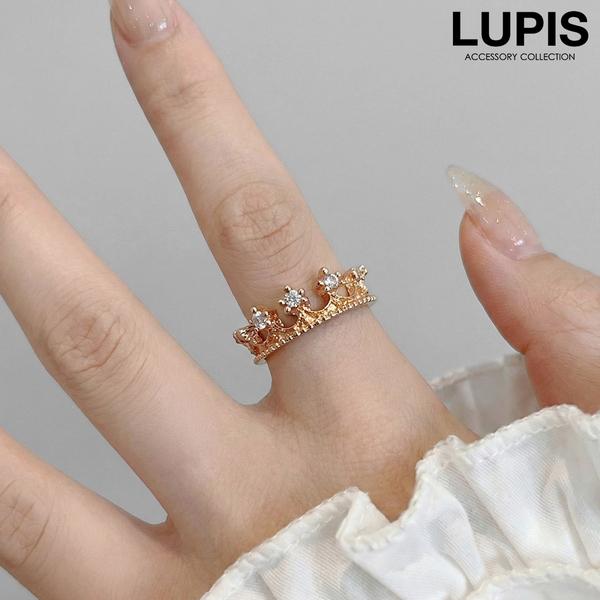 品番 : n920サイズ : 約8号その他 : モニター・撮影環境により実際の商品と色味が異なる場合があります。商品の説明人気雑誌に掲載された王冠ゴールドリング。存在感のあるデザインが、手元のアクセントに活躍。奇抜になりすぎず、普段のコーデ...