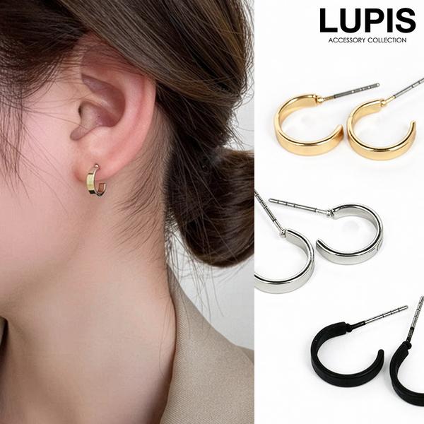 品番 : o900サイズ : 高さ約1.1cmその他 : モニター・撮影環境により実際の商品と色味が異なる場合があります。商品の説明シンプルで上品なハーフフープ型のピアス。プレートをクルッと丸めたデザインが、大人の雰囲気を感じさせてくれます...