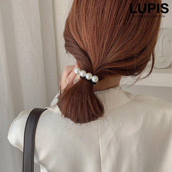 品番 : v1879ゴムサイズ : 直径約6cmモチーフサイズ : 横幅約4.8cm × 高さ約1.2cmその他 : モニター・撮影環境により実際の商品と色味が異なる場合があります。商品の説明パールを4つ並べた上品なパールラインヘアゴム。洗...