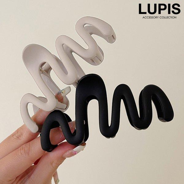 品番 : v2247サイズ : 横幅約10.5cm × 高さ約5.2cmその他 : モニター・撮影環境により実際の商品と色味が異なる場合があります。商品の説明不規則なウェーブラインがこなれ感を演出するバンスクリップ。落ち着いたマットカラーが...