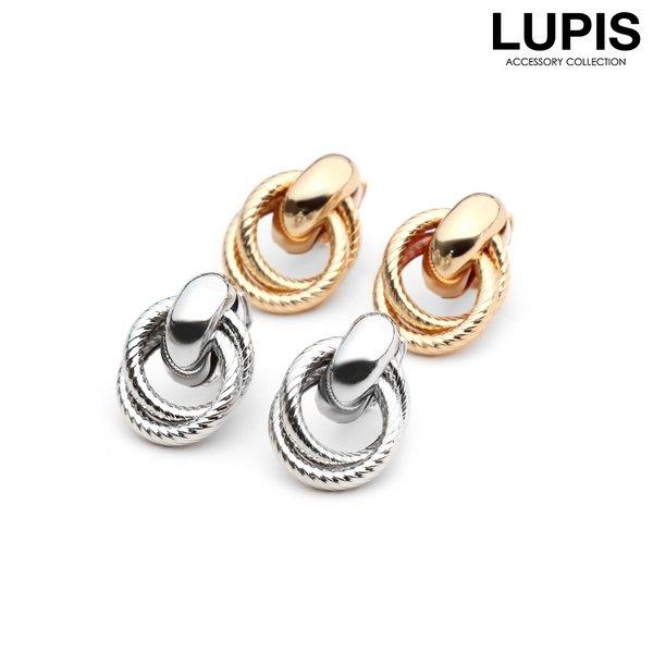 品番 : v2356サイズ : 高さ約2.2cm × 横幅約1.6cmその他 : モニター・撮影環境により実際の商品と色味が異なる場合があります。商品の説明2本のツイストリングを束ねたメタルイヤリング。程よいごつめ感がクールな大人モードを演...