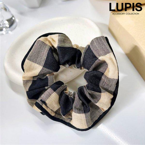 品番 : v2995サイズ : 直径約10cmその他 : モニター・撮影環境により実際の商品と色味が異なる場合があります。商品の説明落ち着いた配色のブロックチェック柄が目を引くシュシュヘアゴム。さっと結ぶだけで、おしゃれな大人カジュアルスタ...