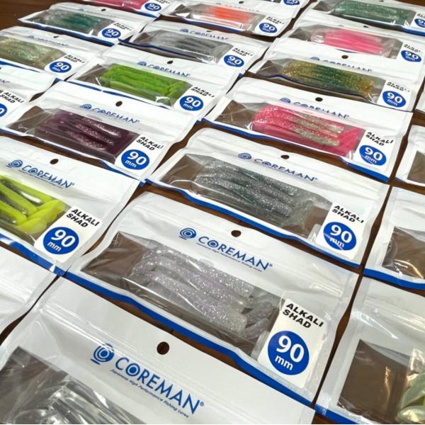 アルカリシャッド90mm NEWリリース ／ 全26色※名称変更になります。(旧名称＞CA-06デカカリシャッド）※ボディデザインに変更はありません。■ LURE SPEC ■全長: 90mmアクション(1): ローリングアクション(2):...