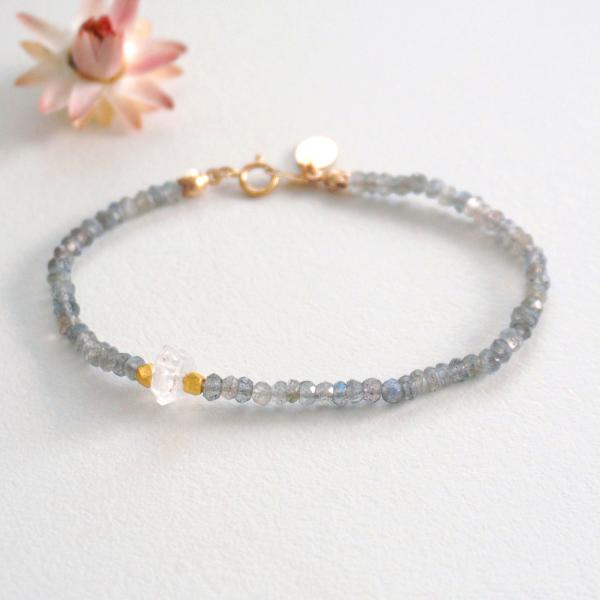 天然石のラブラドライトにゴールドビーズとハーキマーダイヤモンドがポイントに飾られたブレスレットです。ラブラドライトはカッティングが入っていて、光に反射してキラキラ輝きます。ところどころシラーも見られます。全ての金具にはゴールドフィルドを使用...