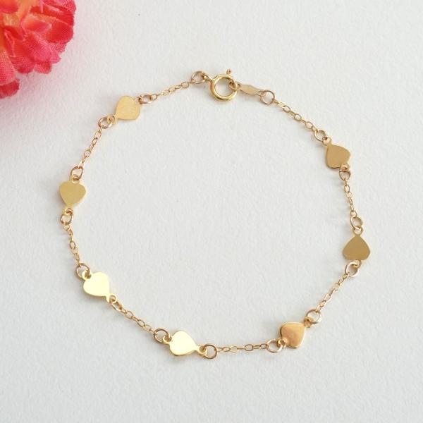 ゴールドのハートのプレートが華奢なチェーンに飾られたブレスレットです。シンプルなデザインでデイリーにお使いいただけます。全ての金具にゴールドフィルドを使用。高級感があり、金属アレルギーの方にも大変人気の素材です。プレゼントにも便利なブランド...