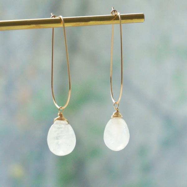 ゴールドのワイヤーで作られたロングフープに大粒のレインボームーンストーンが揺れるピアスです。レインボームーンストーンは光の反射や角度によってシラーが美しく輝きます。全ての金属にはゴールドフィルドを使用。高級感があり金属アレルギーの方にも大変...