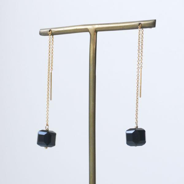 １粒のキューブ型のブラックオニキスがアメリカンピアスに飾られたピアスです。長さのバランスはお好みで調節可能です。全ての金属にはゴールドフィルドを使用。金属アレルギーの方にも大変人気の素材です。【サイズ】 全長約 8.5cm、天然石 0.8c...
