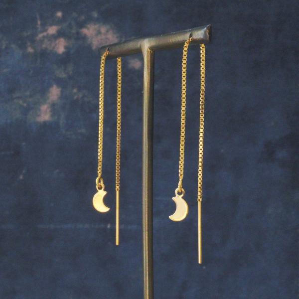 アメリカンタイプのピアスの先に小さな三日月のモチーフがチラチラ揺れる可愛いピアスです。チェーンは輝きが美しいベネチアンチェーンを使用しています。全ての金属にはゴールドフィルドを使用。高級感があり、金属アレルギーの方にも大変人気の素材です。【...
