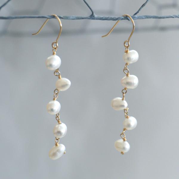 ゴールドのフックに５粒の淡水パールが飾られたピアスです。パールのランダムなフォルムに愛着がわきます。金属にはゴールドフィルドを使用。高級感があり金属アレルギーの方にも大変人気の素材です。【サイズ】 全長約 5.5cm【素　材】 淡水パール、...
