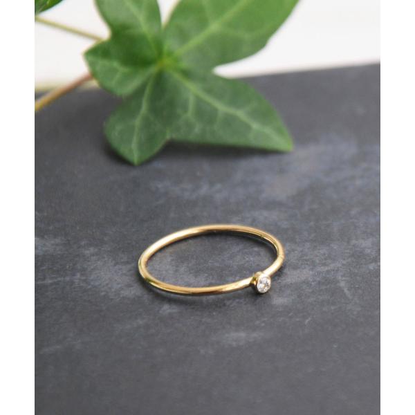 ゴールドのシンプルなリングに一粒のキュービックジルコニアが輝くリングです。小粒ですがキラッと美しい輝きを見せてくれます。華奢なデザインなので重ね着けもオススメです。 金属にはゴールドフィルドを使用。金属アレルギーの方にも大変人気の素材です。...