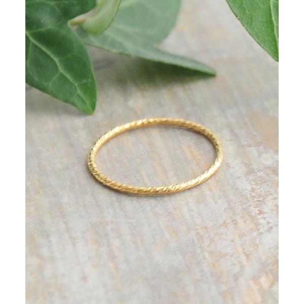 ゴールドのシンプルなリングに細かな刻み模様が施されたリングです。鏡面のリングとは異なる美しい輝きを放ちます。華奢なデザインなので重ね着けもオススメです。 金属にはゴールドフィルドを使用。金属アレルギーの方にも大変人気の素材です。（注意：全て...