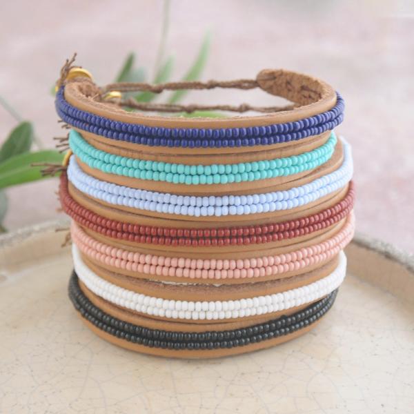 ケニアの職人によるハンドメイドのブレスレット。シードビーズをレザーにあしらったシンプルな1連ラップブレスレット。男女を問わずユニセックスで着けていただけます。ギフトとしても喜ばれるアイテムです。『NOT CHARITY, JUST WORK...