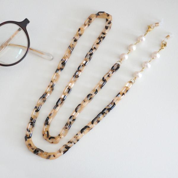 天然の大粒パールと高級感のあるオーバル型のアクリルチェーンがスタイリッシュでおしゃれな印象のメガネチェーンです。リーディンググラスやサングラスにもおすすめです。シリコンパーツを外すとネックレスやマスクコードしてもお使い頂けます。【サイズ】全...