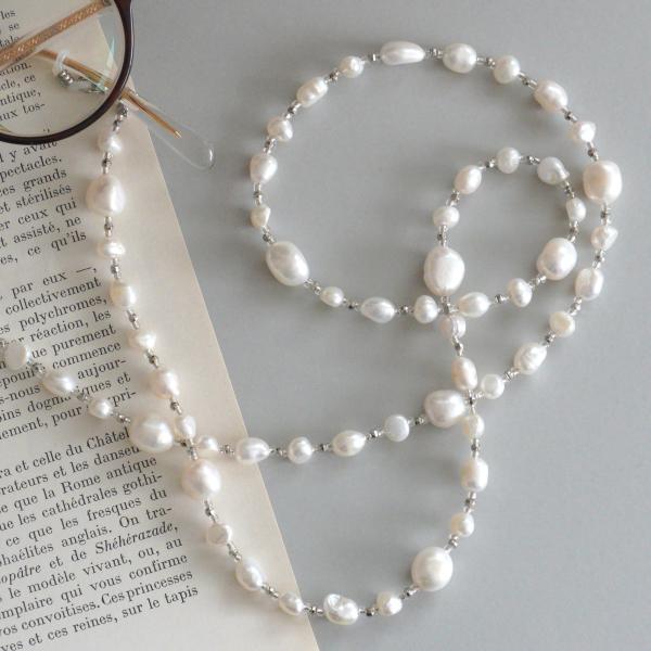 ■ ネコポス便をご希望の方はご注文手続きの画面で配送方法をご選択ください。大小さまざまな形の天然淡水パールを贅沢に使用したメガネチェーンです。パールとパールの間に飾られたシルバービーズがキラキラと美しく輝きます。フォーマルシーンにもお使いい...