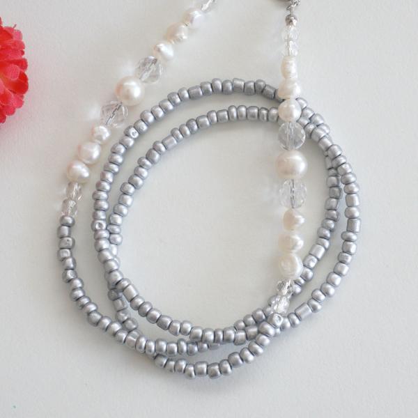 キラキラしすぎないマットなシルバーとパールが上品で華やかな印象のメガネチェーンです。顔まわりには大小の淡水パールとカッティングが美しいガラスのビーズを配置しました。シリコンパーツを外すとネックレスやマスクコードしてもお使い頂けます。【サイズ...