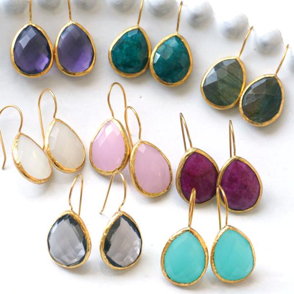 ■ この商品はセール品のため返品・交換不可です。またご使用に支障のない些少の傷・汚れはご容赦ください。■ 定価　8,080円大粒の天然石を使用したティアドロップ型のピアスです。表面に美しいカッティングが入っており、光に反射してキラキラ輝きま...