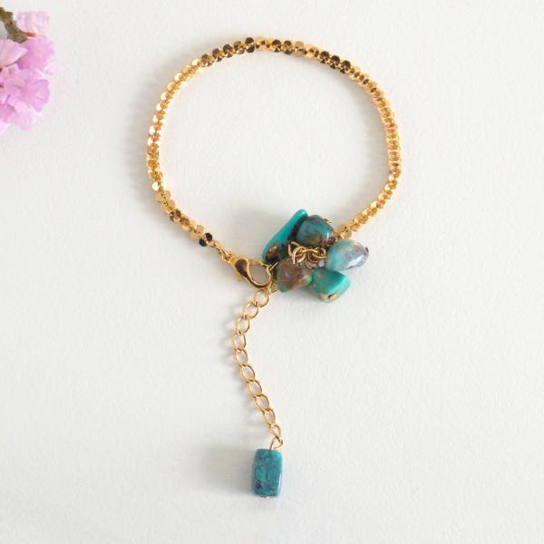 ゴールドチェーンに天然石のターコイズの房が飾られたブレスレットです。立体的で存在感のあるチェーンは光を反射してキラキラと輝きます。【サイズ】全長 約 15cm + 5cm (アジャスターチェーン)【素材】ターコイズ、真鍮【ご注意事項】 ■ ...