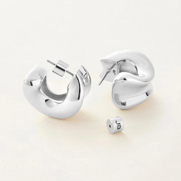 彫刻的なカーブと丸みを帯びたテールが特徴の、幅広でチャンキーなフープイヤリング。ボリュームのあるデザインですが、中空構造になっていますので、軽い着け心地です。キャッチのフラットな面が耳の裏を優しくサポートします。ブランドのジュエリーケースが...