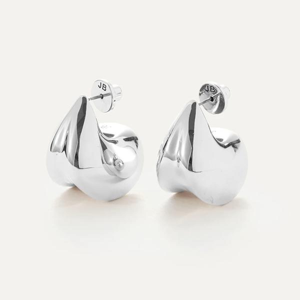 このボリュームのある彫刻のようなピアスはセレブリティからレットカーペットの定番として愛用されています。吹きガラスで実現するような継ぎ目のない美しいシルエットです。ボリュームのあるデザインですが、中空構造になっていますので軽量化を実現していま...