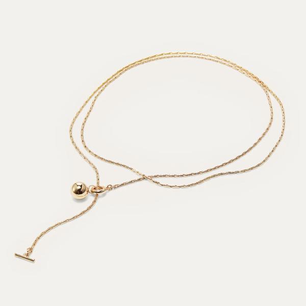 光に反射してキラキラ輝くゴールドチェーンのネックレスです。ロングネックレスとして着用したり、二重巻き、ラリエット、ブレスレットとしてもお楽しみいただけます。JBボールチャームのコロンとしたボリューム感がアクセントになっています。トグルの留め...