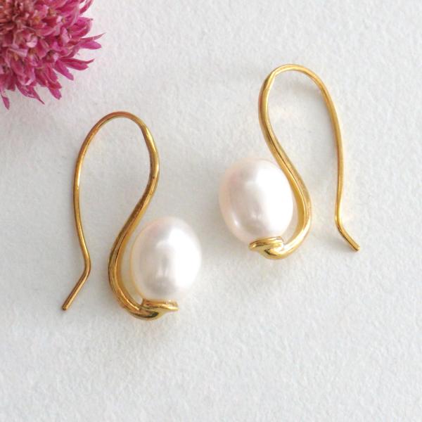 ■ この商品はセール品のため返品・交換不可です。またご使用に支障のない些少の傷・汚れはご容赦ください。■ 定価　12,100円ゴールドのフックにホワイトの淡水パールが飾られたピアスです。フォーマルにもデイリーにもお使いいただける万能タイプで...