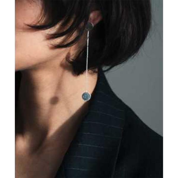 丸いシルバーのサークルが長いチェーンで繋がる片耳タイプのピアスです。シンプルなデザインですが、顔の動きに合わせてチェーンが大きく揺れるので、とても華やかな雰囲気です。【サイズ】全長 約 9 cm【素材】SV925【ご注意事項】■ ハンドメイ...