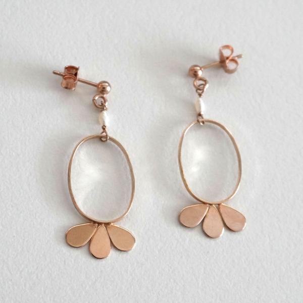 ■ この商品はSALE価格で販売しております。商品の交換や返品はできかねますのであらかじめご了承ください。尚、些少の傷・汚れに関してはご容赦願います。■ 定価　6.600円 (税別)小粒の淡水パールの下にピンクゴールドのフープとリーフモチー...