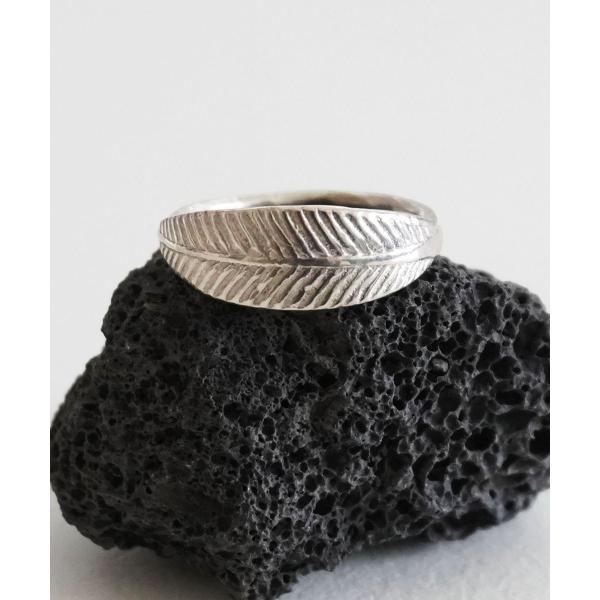 ■ この商品はSALE価格で販売しております。商品の交換や返品はできかねますのであらかじめご了承ください。尚、些少の傷・汚れに関してはご容赦願います。■ 定価　10,780円植物の葉っぱをモチーフにした可愛いリングです。コーディネートのアク...