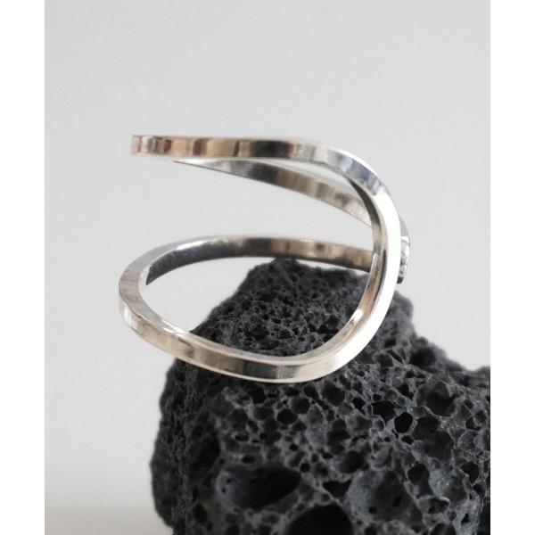 ■ この商品はSALE価格で販売しております。商品の交換や返品はできかねますのであらかじめご了承ください。尚、些少の傷・汚れに関してはご容赦願います。■ 定価　8,800円曲線が美しいリング。素材はスターリングシルバー。洗練されたデザインが...