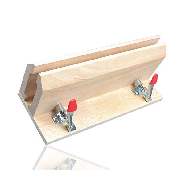 -/-/GL-00016・レーシングポニーを使用することで、革など扱いづらい素材をしっかり固定させることができるため、これからレザークラフトを手縫いで挑戦する人にとって、準備しておきたい道具の一つと言えます。手で押さえて作業した時と比べると...