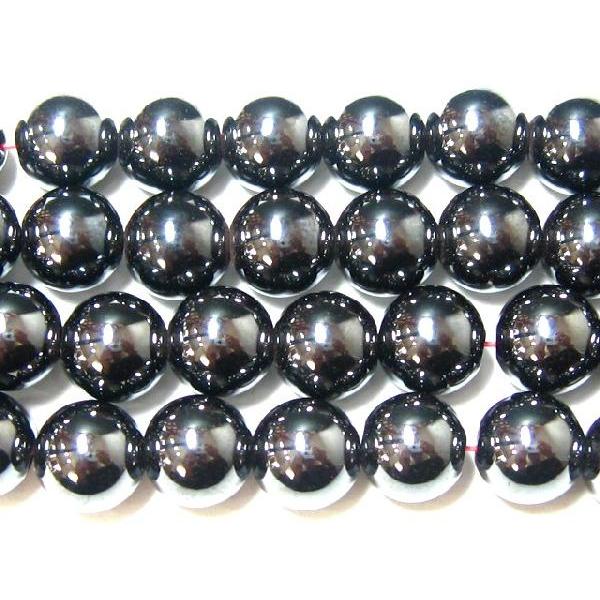 ※へマタイト・英名   Hematite・和名  赤鉄鉱(せきてっこう)●１粒サイズ・・・約8.0mm●穴サイズ・・・約1.0mm輝きが美しいヘマタイトのラウンドです。メタルパーツのようにところどころ用いるとよいアクセントになると思います。...