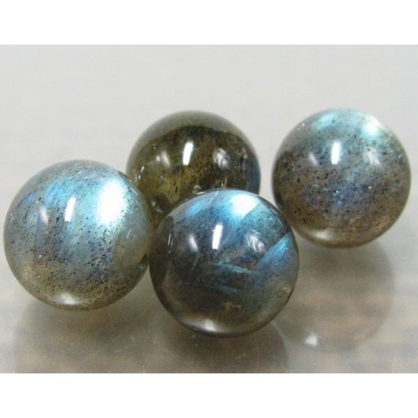 ※ラブラドライト  Labradorite●１粒サイズ・・・約12.0mm●穴サイズ・・・約1.0mm色合い・・・グレー　内傷・・・有り月、太陽を象徴するといわれるラブラドライトは、根気強い実行力を養い、信念を貫けるよう導く力があるとされま...
