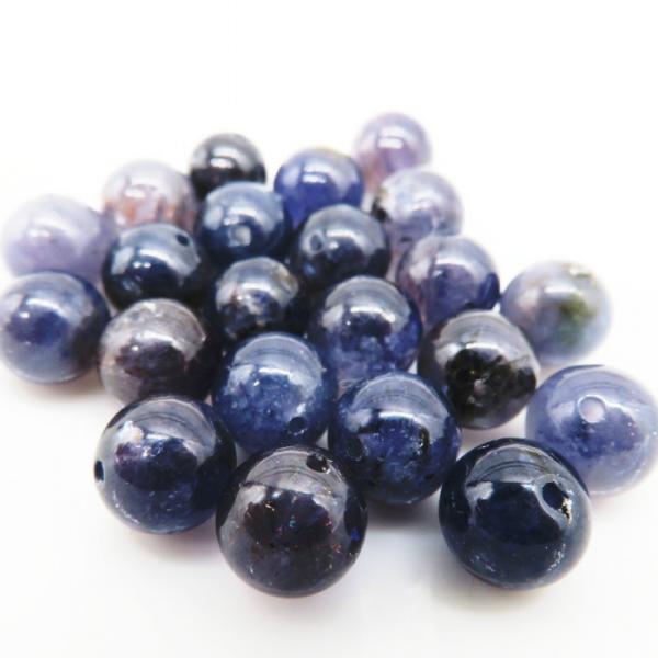 アイオライトは、ケイ酸塩鉱物で、透明な物から半透明のすみれ色ですが、角度によって二色に見えたりする、多色性が特徴です。透明度が高く水々しい艶感の美しい上質なお品です！明るいブルーの発色も良く、特有の多色性が見られる粒も確認できます。・１粒サ...