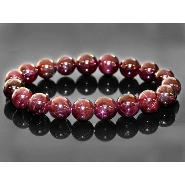 ●玉サイズ　　　6.0ミリ玉●内寸サイズ　14.0〜16.0センチ【産地】中国＊ペンライト等で照らすと綺麗にスターがでます。ガーネットは単一の鉱物名ではなく、似たような構造をもつ13種類の鉱物を総称する項ぶるのグループ名です。スター効果の原...