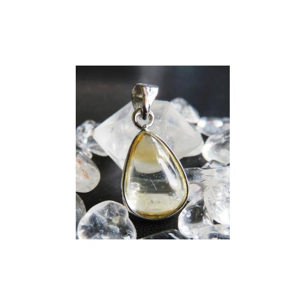 シトリンクォーツ「黄水晶」　　Citrin太陽の象徴・商売・金運・英名  Citrine ・和名  黄水晶 ・成分     SiO2 ・結晶系  六方晶系（三方晶系） ・モース硬度   7 ・比重   2.6 ●サイズ　12×9mm　石の部...