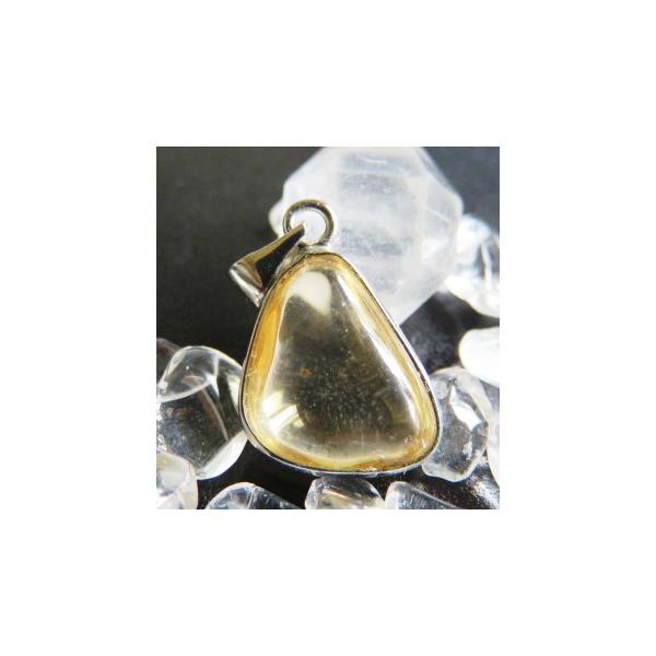 シトリンクォーツ「黄水晶」　　Citrin太陽の象徴・商売・金運・英名  Citrine ・和名  黄水晶 ・成分     SiO2 ・結晶系  六方晶系（三方晶系） ・モース硬度   7 ・比重   2.6 ●サイズ　13×11mm　石の...