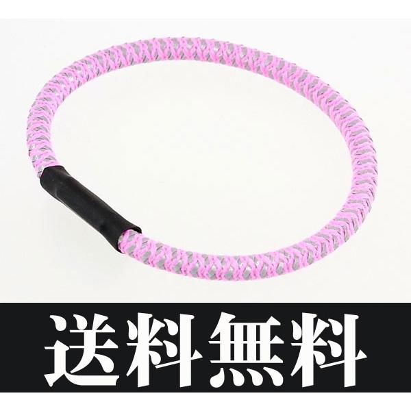 【商品詳細】●状態新品●特徴二つの役割で、安心・安全1.触れて除電【タッチ！】 　本品をドアノブ等の金属部分に接触させると除電(軽減)します。2.光を強力に反射します。　夜間、ヘッドライトに強力に反射して安全に身を守ります。●サイズ長さ：約...