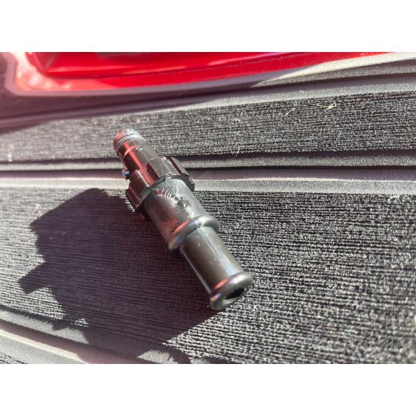 【メーカー】YAMAHA ヤマハ【品番】67X-E2590-10【商品名】コンダクションアッシ【適応機種】ヤマハ2ストローク・4ストローク全般ヤマハ用水洗用プラグ。カバーと取り外して、差し込んで回して固定。水道ホースを差し込んで、エンジンの...