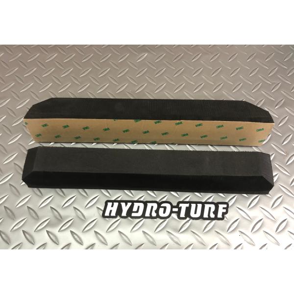 【メーカー】HYDRO-TURF（ハイドロターフ）【品番】HT-TS432P【品名】フットパッド 2インチ　両面テープ付き【サイズ】長さ：330mm/取り付け面(太い面）幅：48ｍｍ/上面（細い面）38mm/厚み：50mm【商品内容】ランナ...